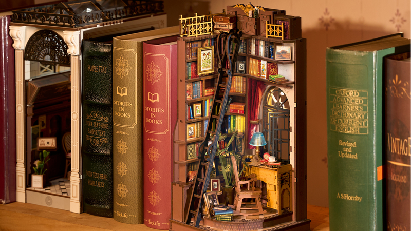 Monique trouve que ce book nook de Rolife, en forme de coin de livres ...